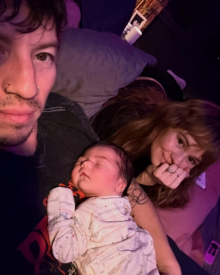 Debby Ryan y Josh Dun dan la bienvenida a su primera hija, Felix Winter ...